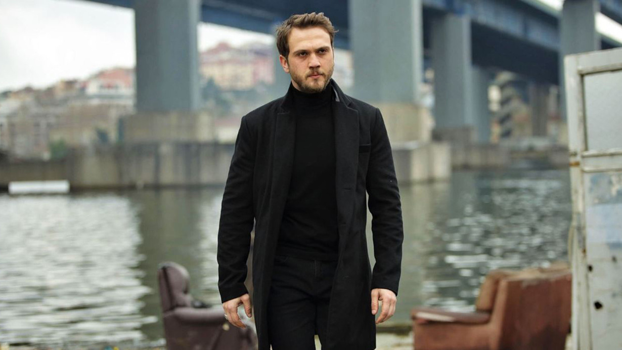 Aras Bulut İynemli yine bir oyuncuya gönlünü kaptırdı!