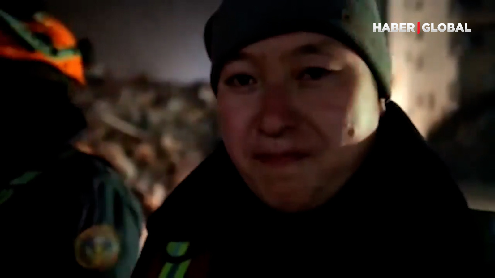 Kırgız arama-kurtarma görevlisi deprem bölgesinden Orhan Veli şiiri ...