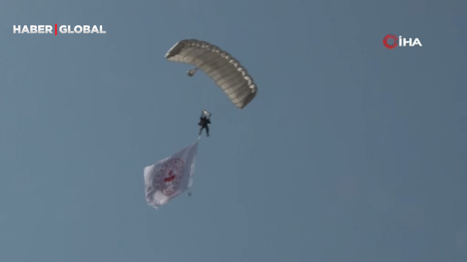 10 bin feet yükseklikten atladılar! Jandarma ve TSK’dan nefes kesen ...