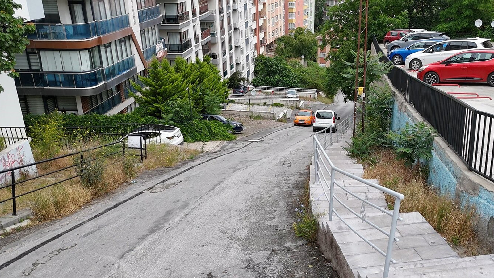 Ankara'da araçların çıkamadığı yokuş gündem oldu